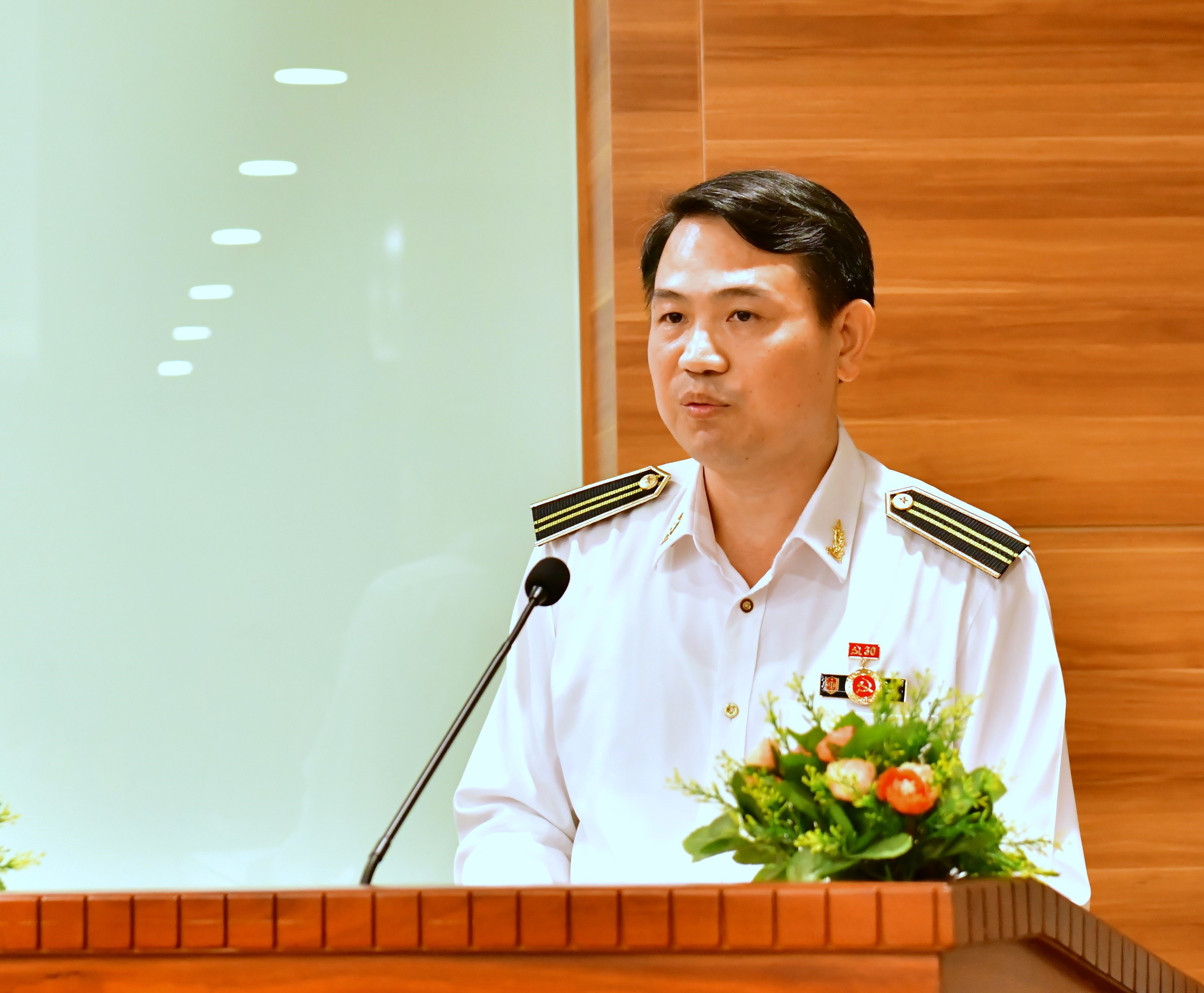 Chi bộ Vụ Tổ chức cán bộ tổ chức Lễ trao tặng Huy hiệu 30 năm tuổi Đảng cho đảng viên KTNN